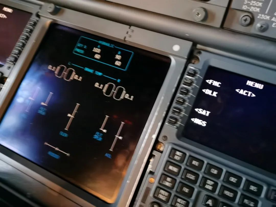 案例分享 | DU舵面位置指示乱跳B737系列机务在线 - 认真、负责、细致 我们秉承的理念