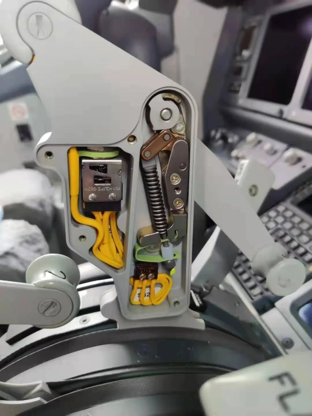 案例分享 | 737NG着陆滑行反推收回后又自动放出B737系列机务在线 - 认真、负责、细致 我们秉承的理念