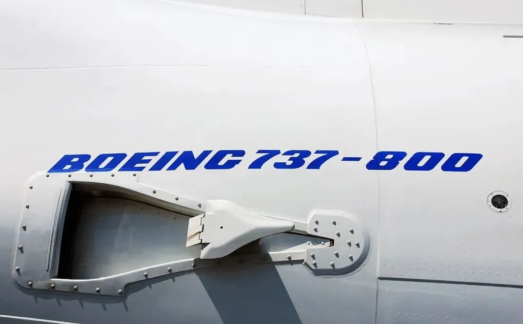 冷知识：为什么737的APU进气口会有一个涡流发生器？B737系列机务在线 - 认真、负责、细致 我们秉承的理念