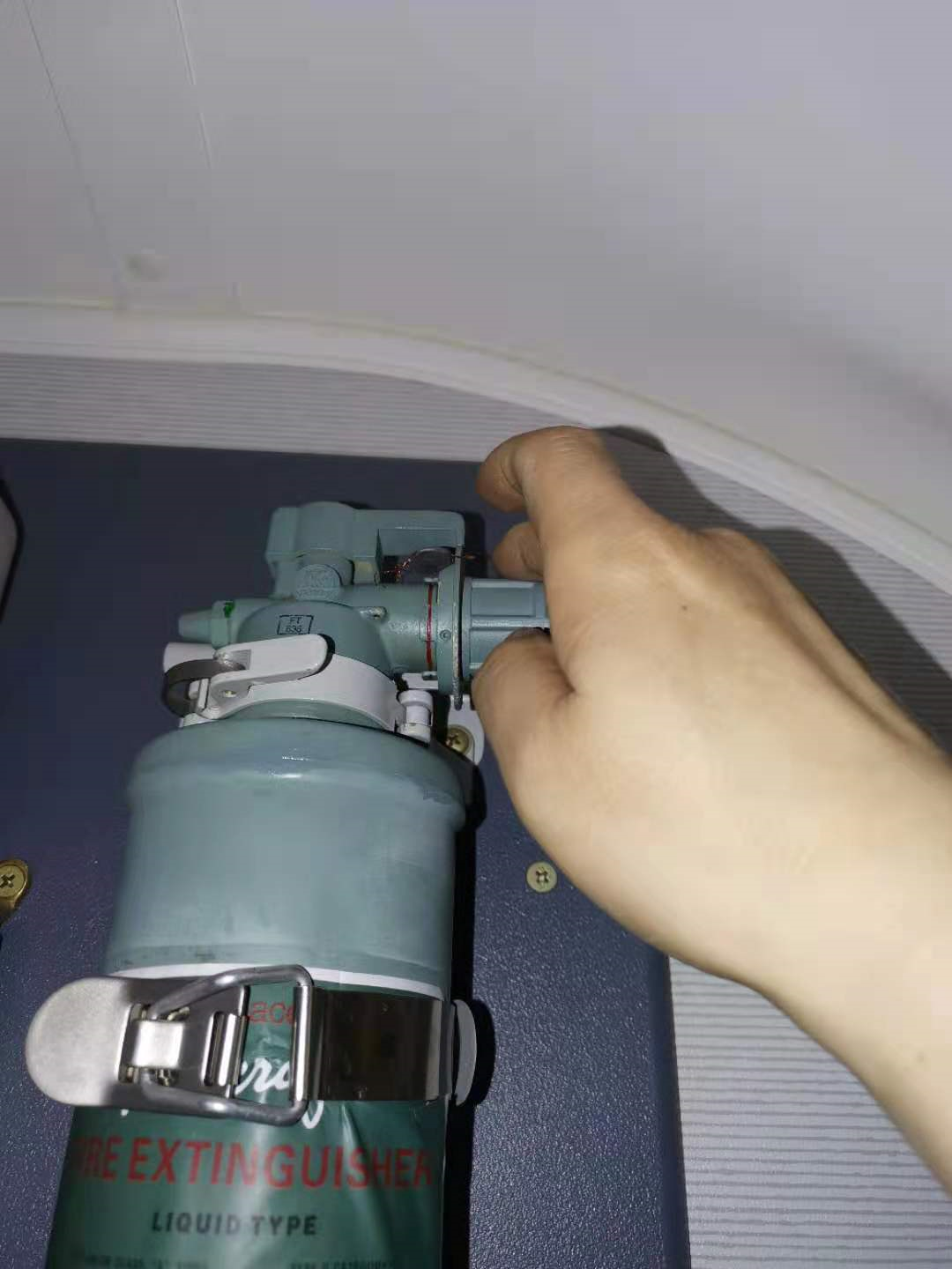 维护提示 | 灭火瓶铅封损坏B737系列机务在线 - 认真、负责、细致 我们秉承的理念